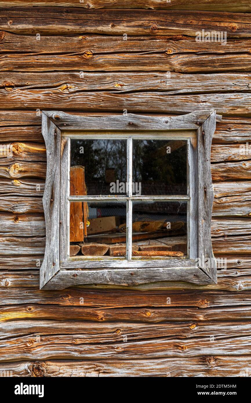 Cottage style log home facade hi-res stock photography and images - Alamy