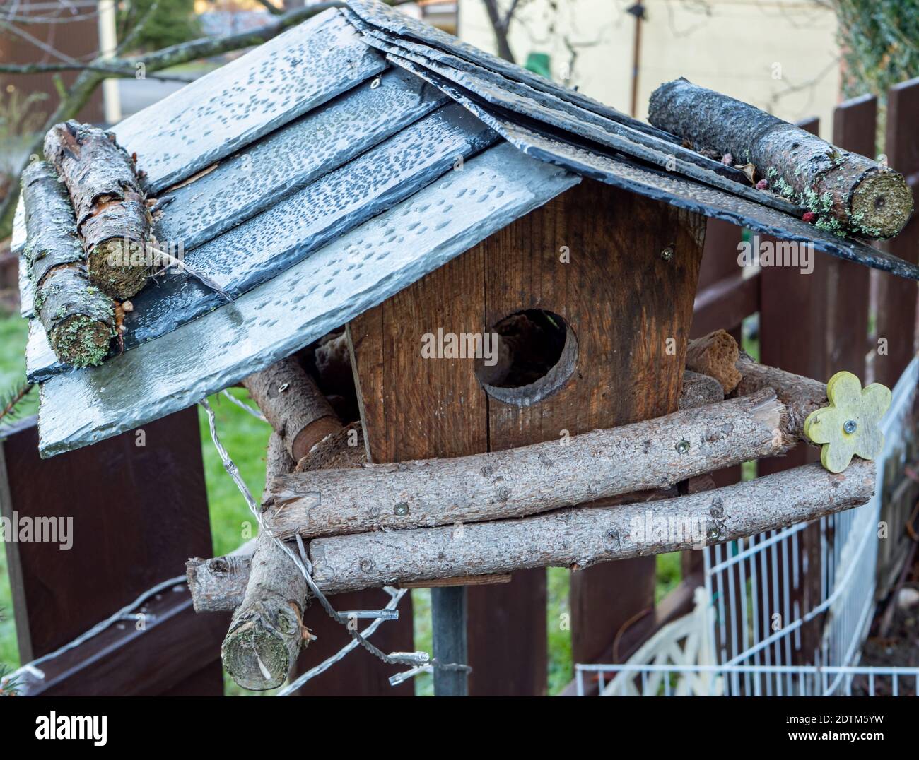 Birdhouse nest box in winter Stock Photo - Alamy