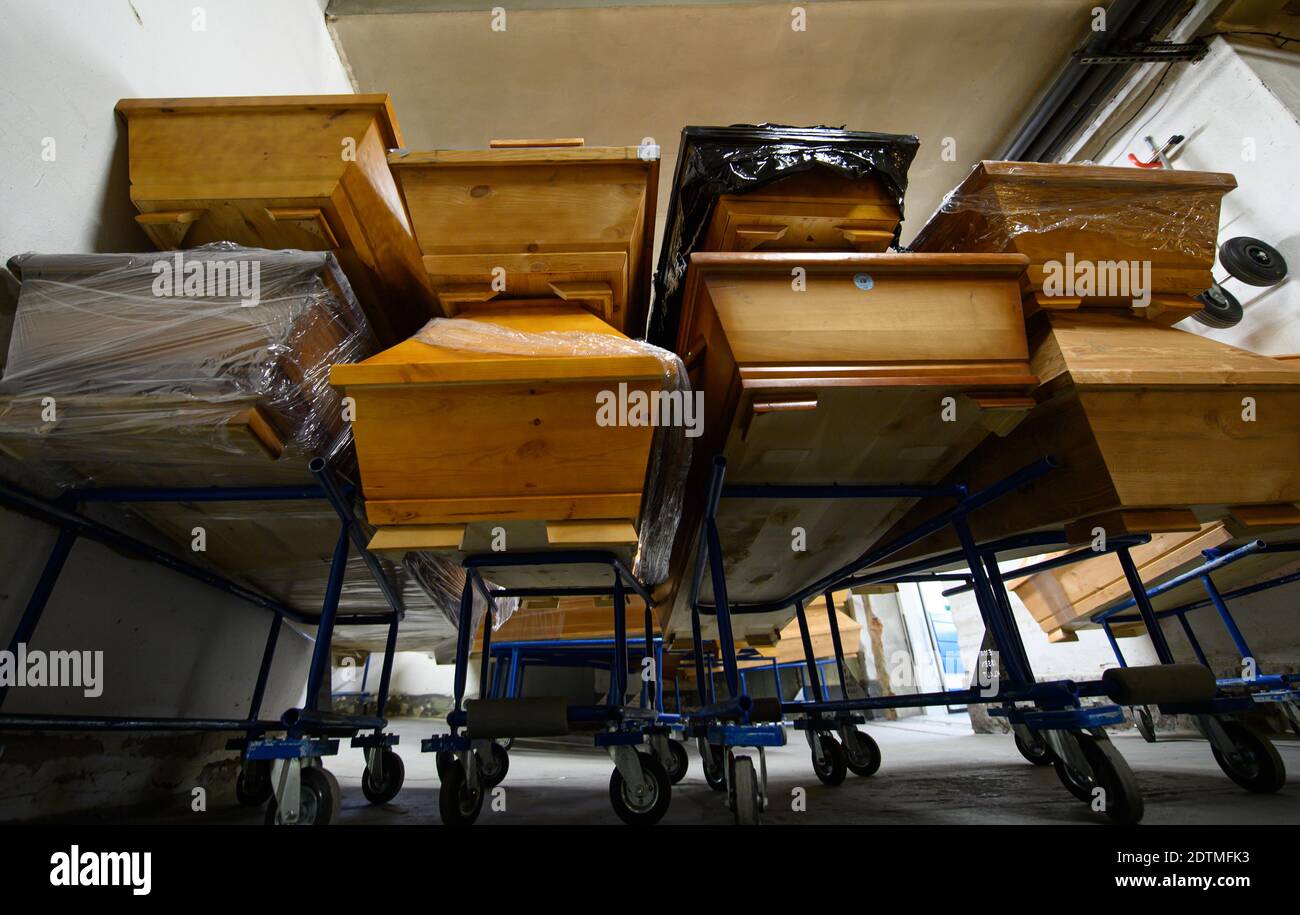 22 December 2020, Saxony, Meißen: Wrapped in foil, the coffins ...