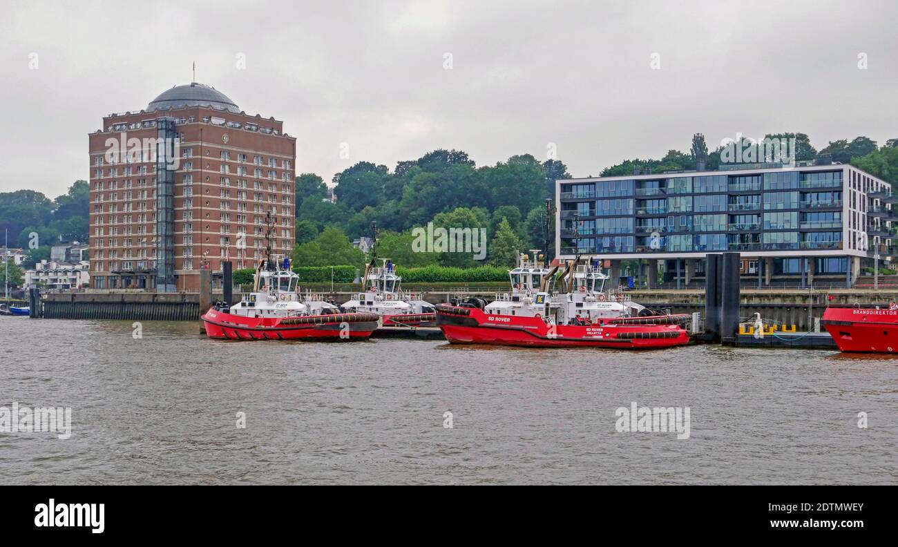Tug bridge Neumühlen with senior citizens' residence Augustinum ...