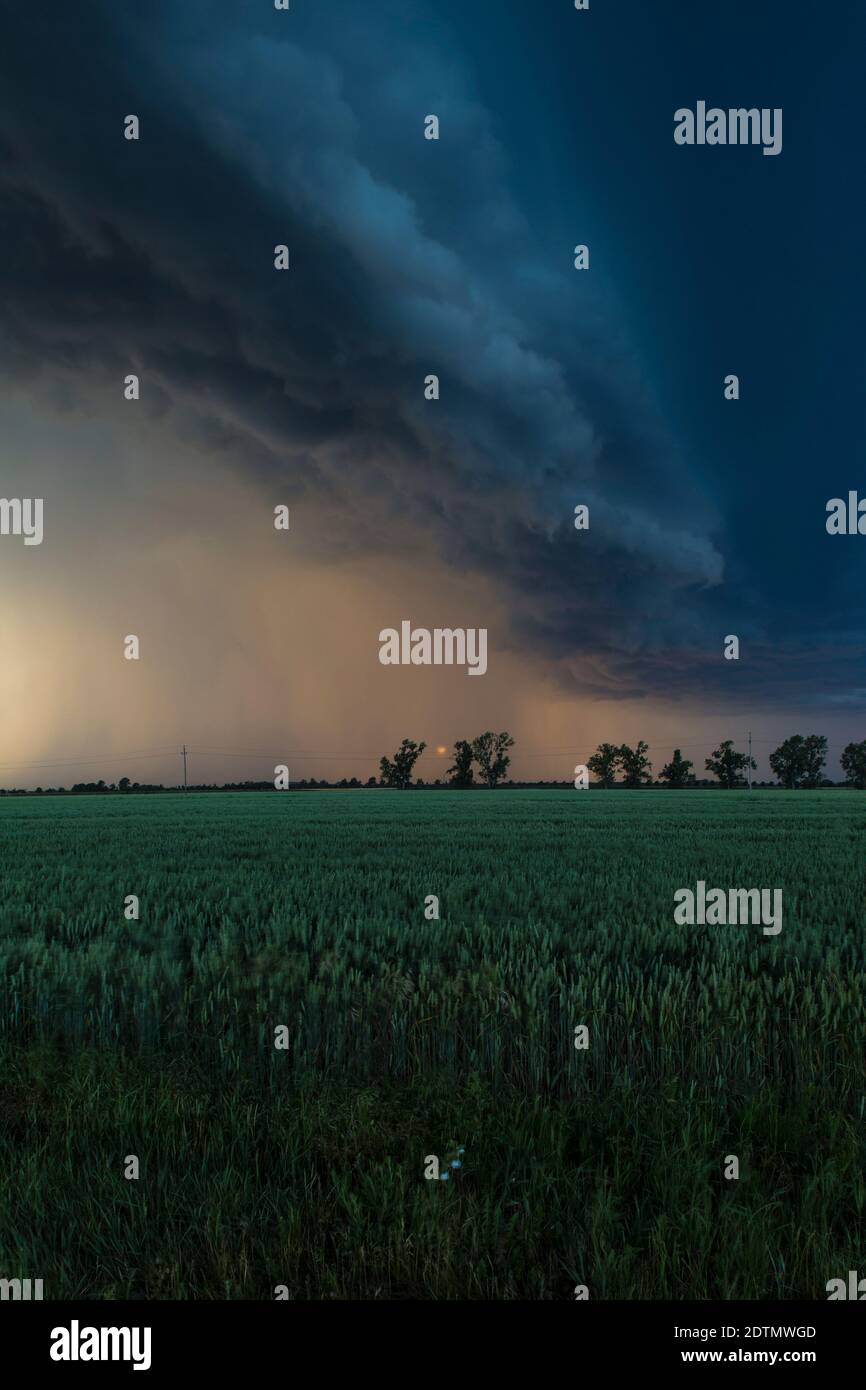 Thunderstorm field hi-res stock photography and images - Alamy
