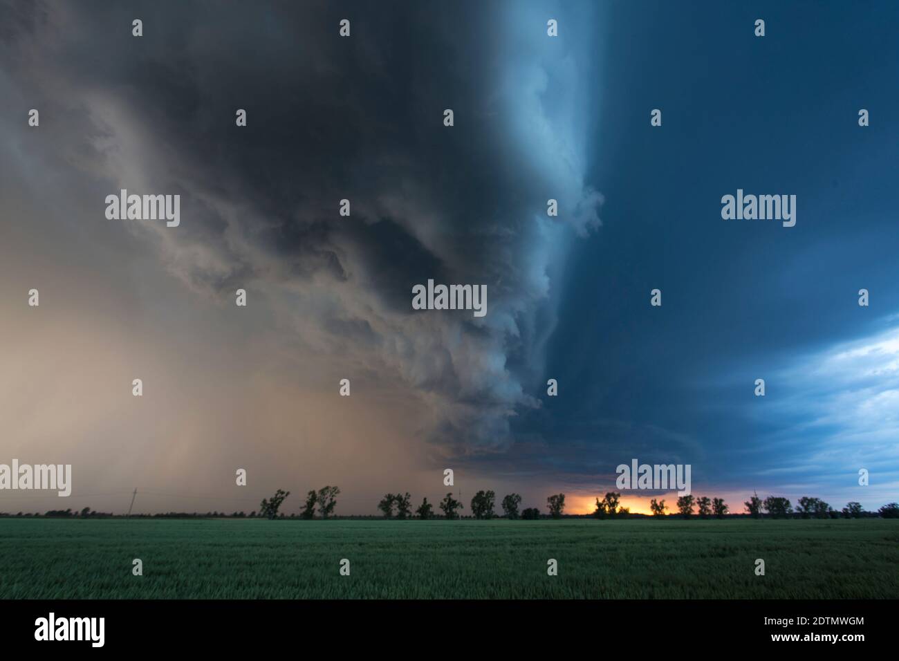 Thunderstorm field hi-res stock photography and images - Alamy