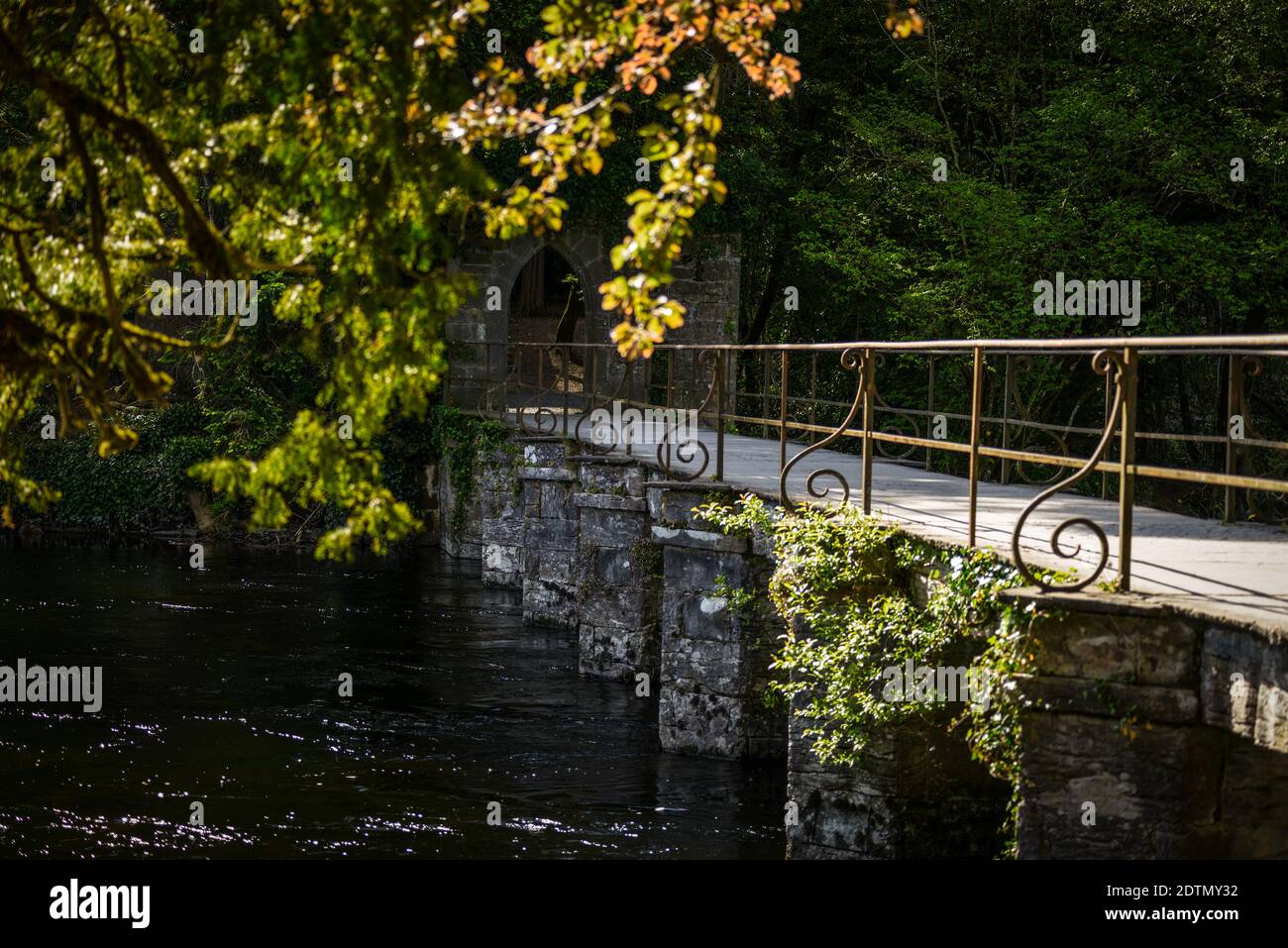 Old stone bridge ireland hi-res stock photography and images - Alamy