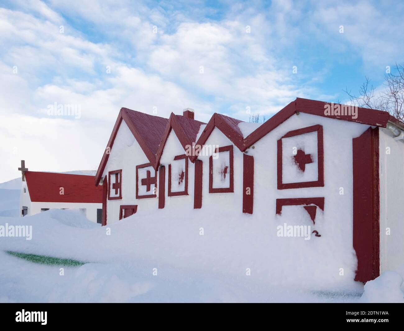 Typical elf houses near a traditional farm near Vik y Myrdal in Island ...