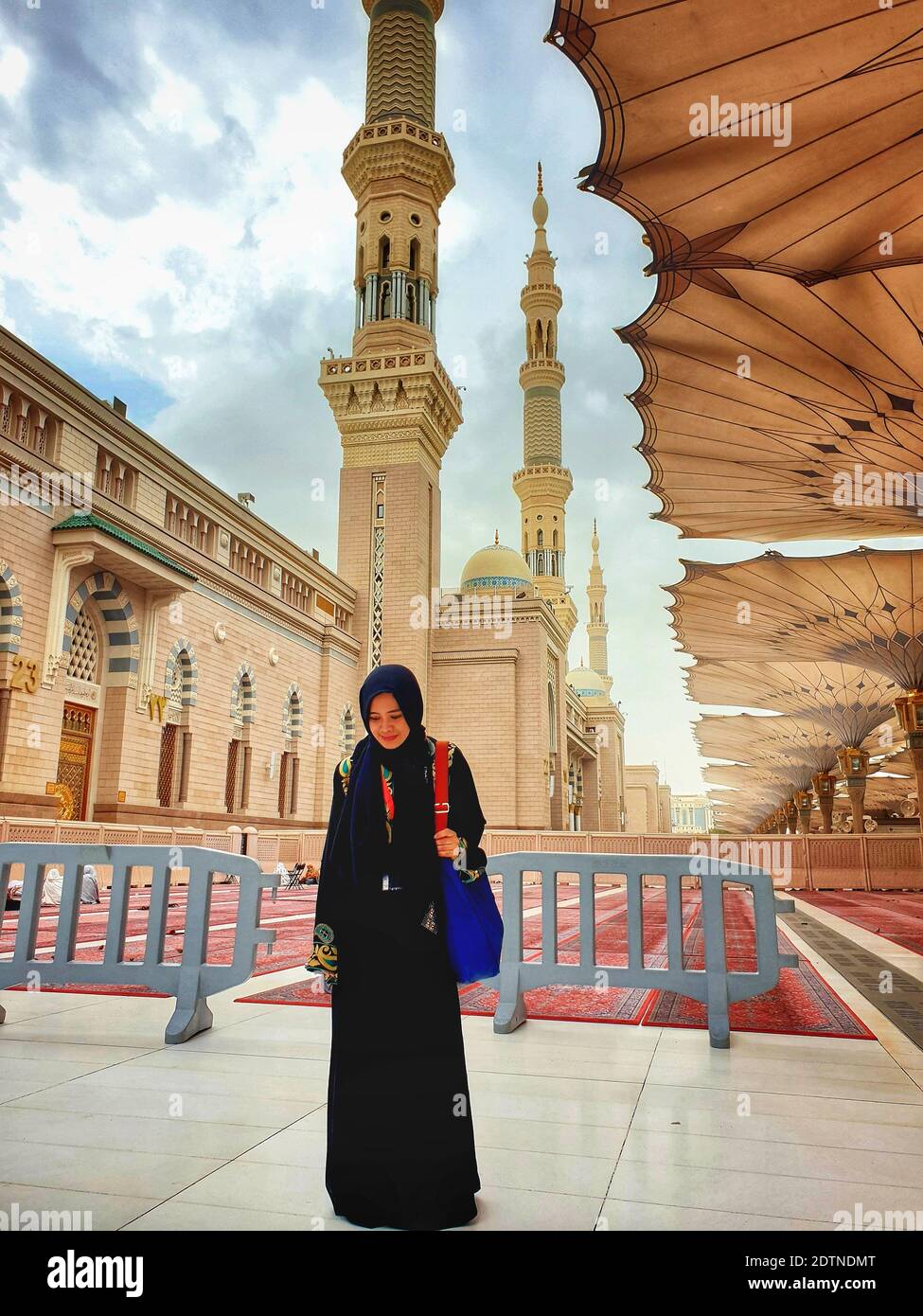 Umrah and women hi-res stock photography and images - Alamy
