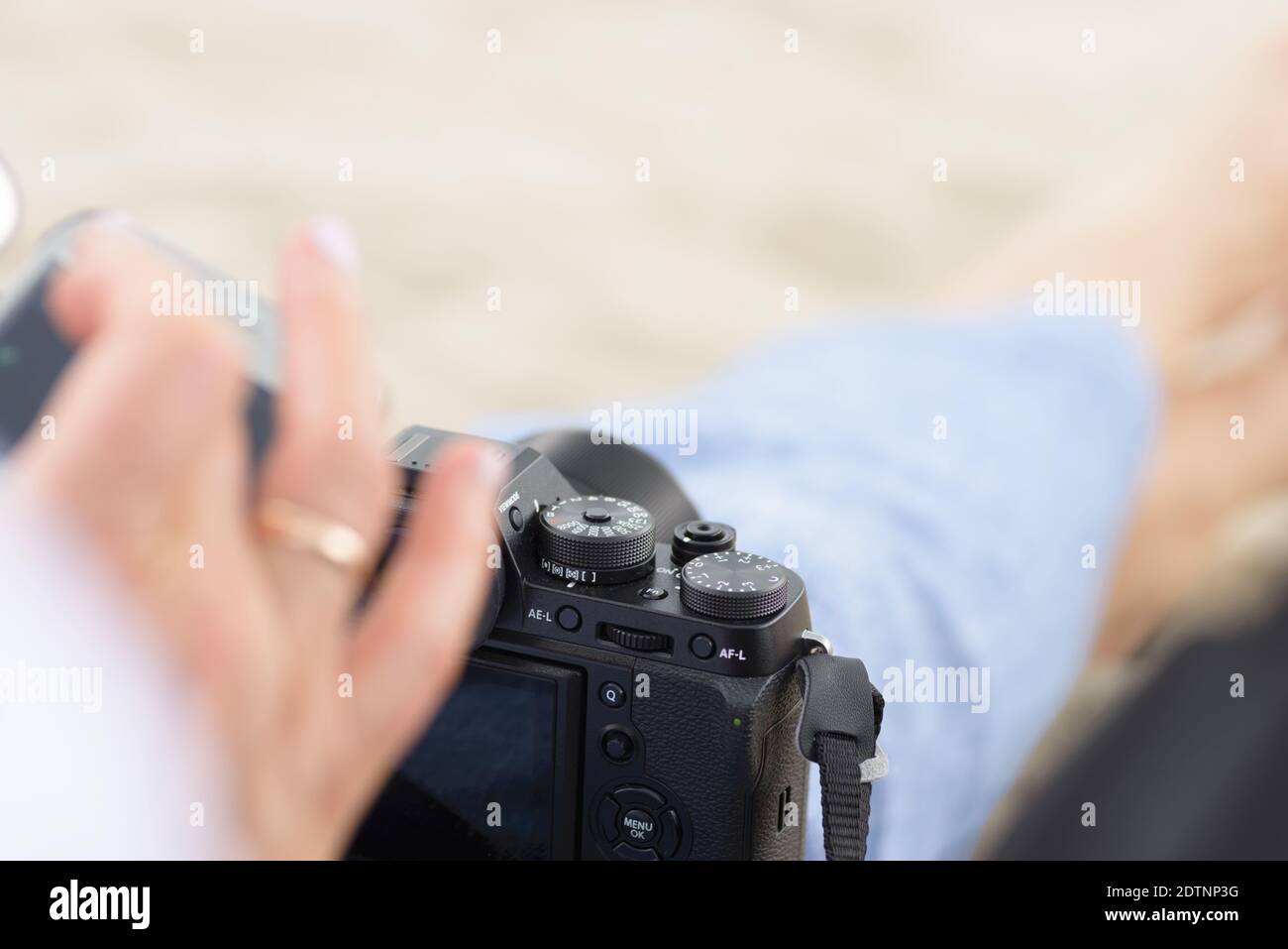 The woman adjusting black digital camera settings Stock Photo - Alamy