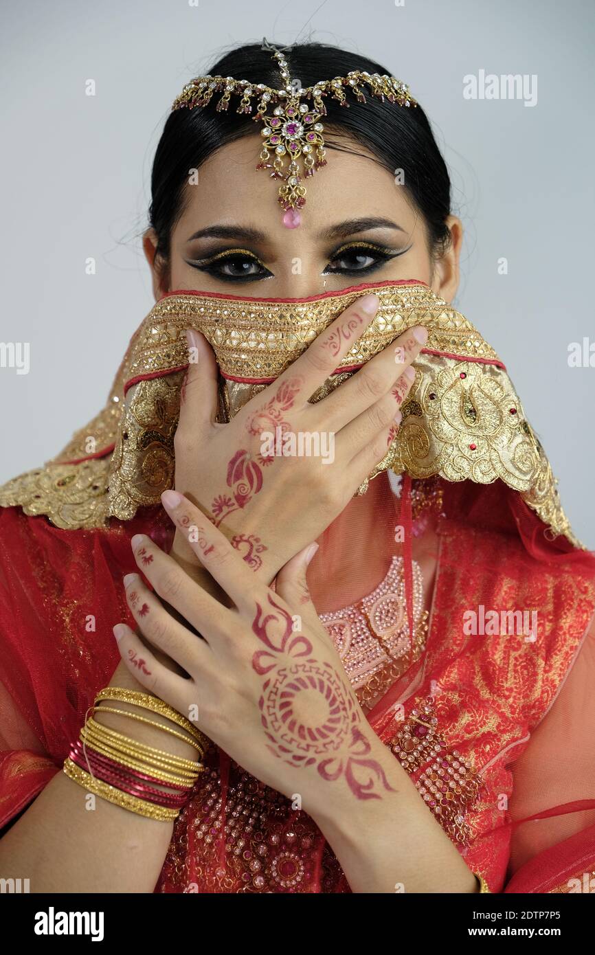 Indian woman covering face sari hi-res stock photography and images - Alamy