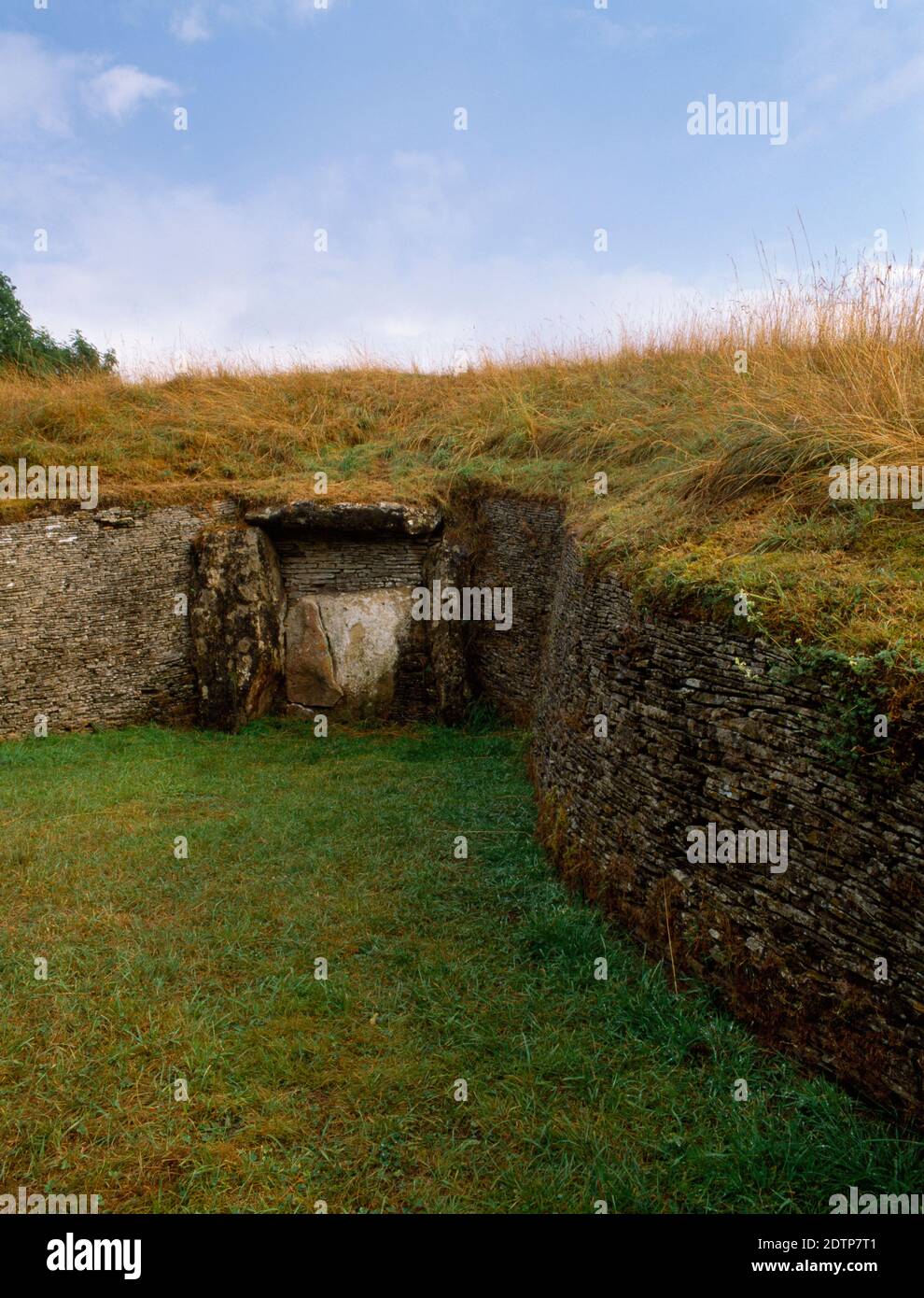 View SE of the horned forecourt & false entrance at the N end of Belas ...