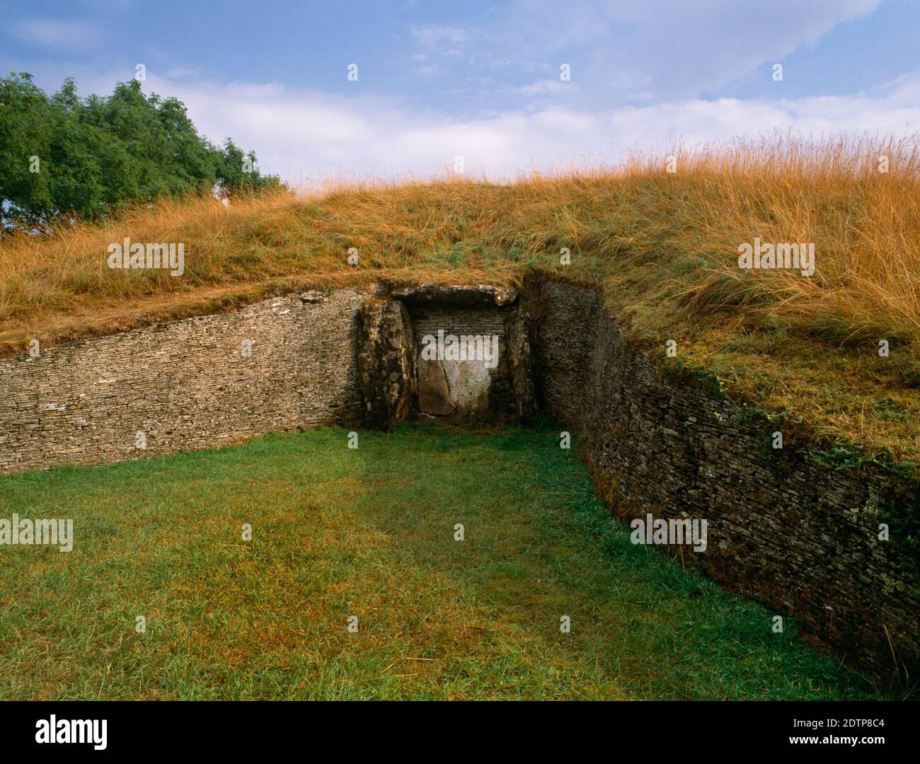View SE of the horned forecourt & false entrance at the N end of Belas ...
