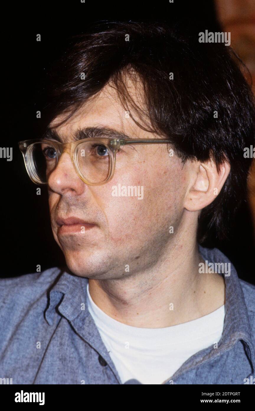 Simon Jeffes of the Penguin Cafe Orchestra during the soundcheck at the ...