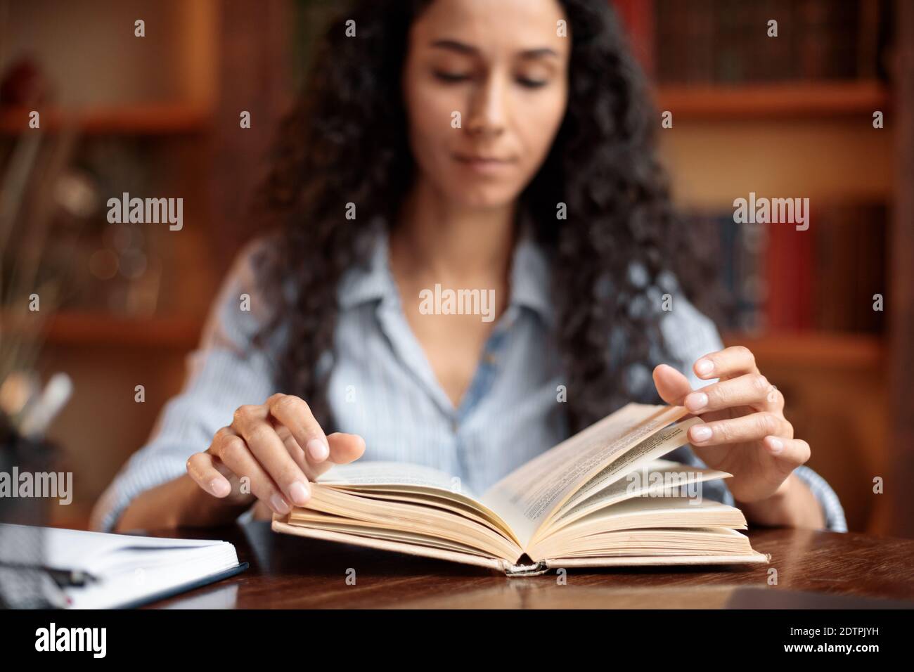 Pretty woman reading book table hi-res stock photography and images - Alamy