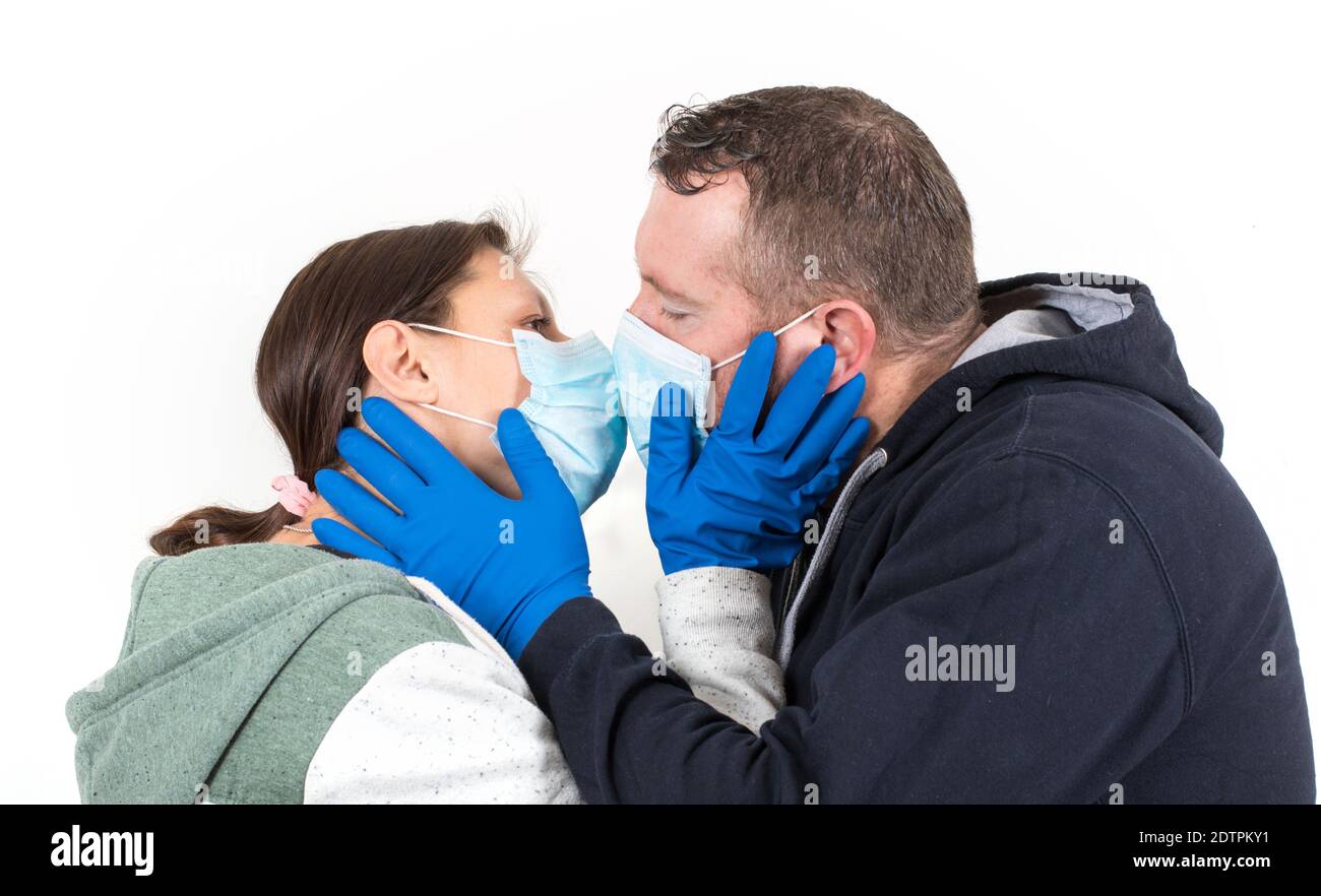 Kissing couple mask hi-res stock photography and images - Alamy