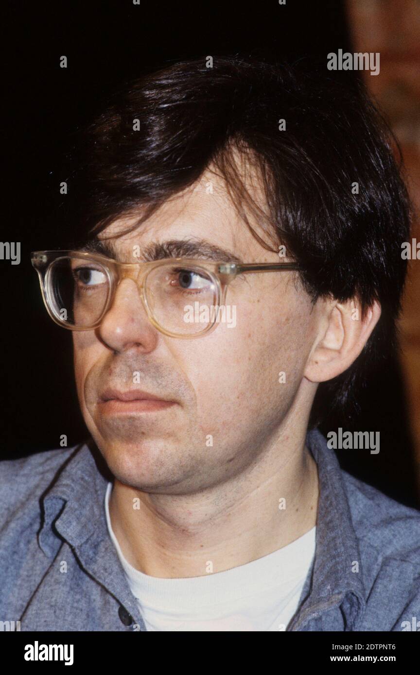 Simon Jeffes of the Penguin Cafe Orchestra during the soundcheck at the ...