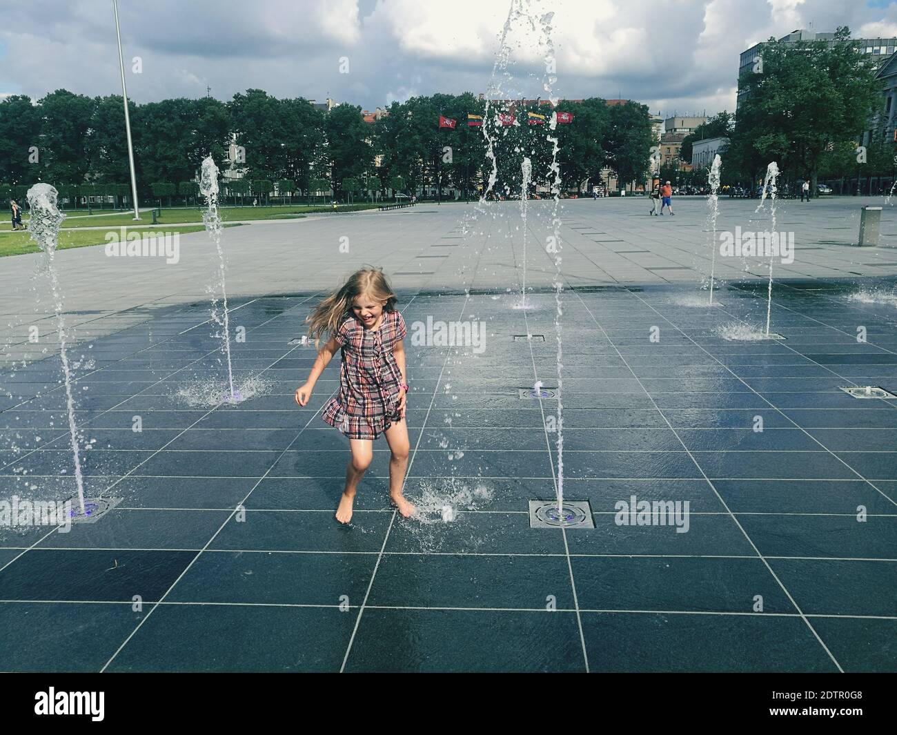 Girls playing in front of fountain hi-res stock photography and images ...