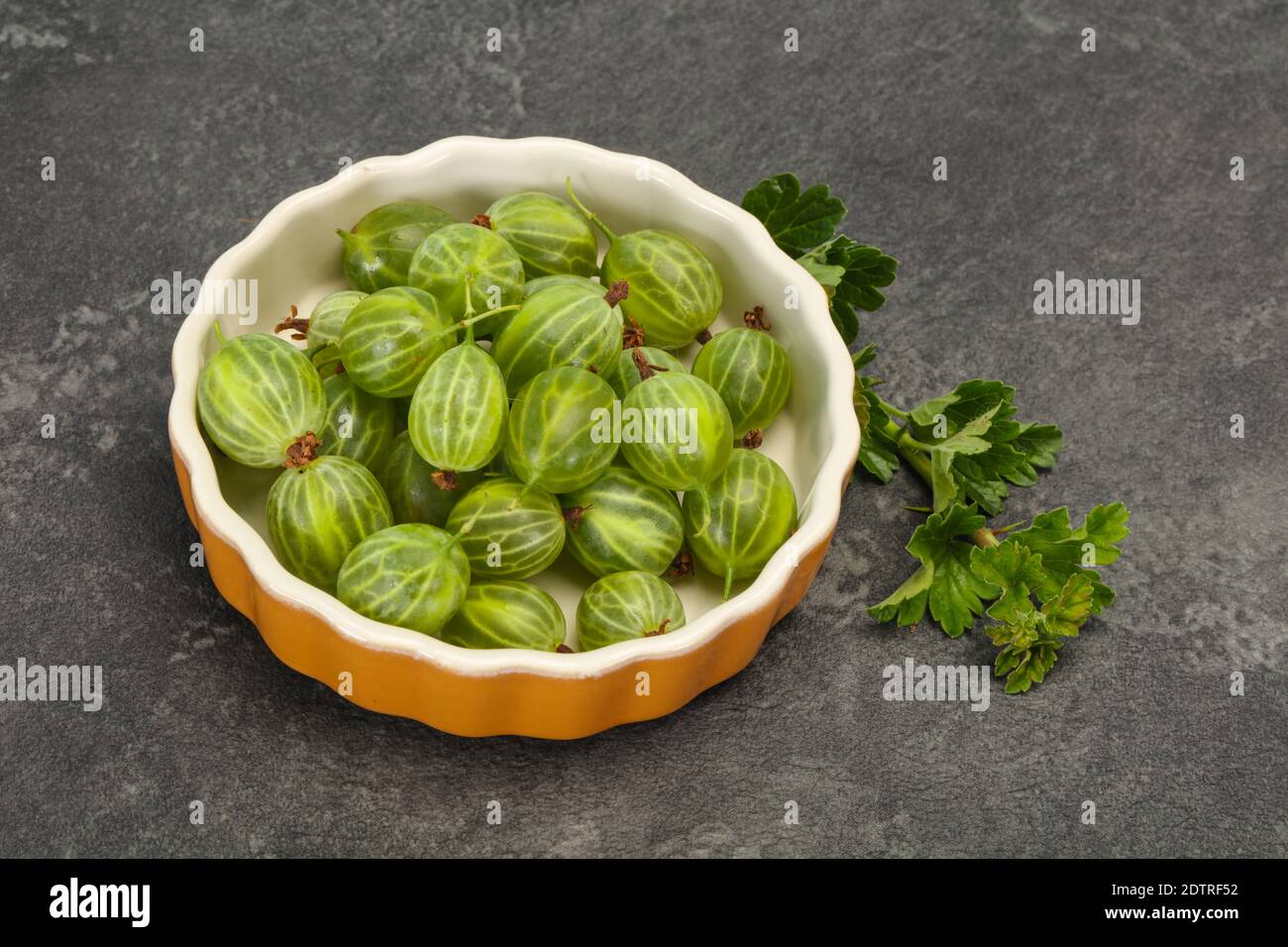 Fresh ripe green sweet gooseberry with leaf Stock Photo - Alamy