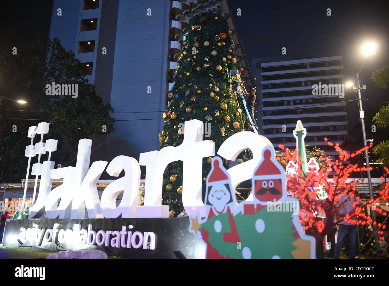 Jakarta, Indonesia. 22nd Dec, 2020. Workers set up a Christmas tree in ...
