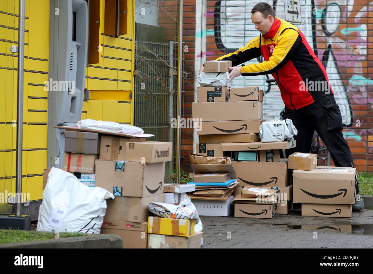 Dhl packstation for post and parcels hi-res stock photography and ...