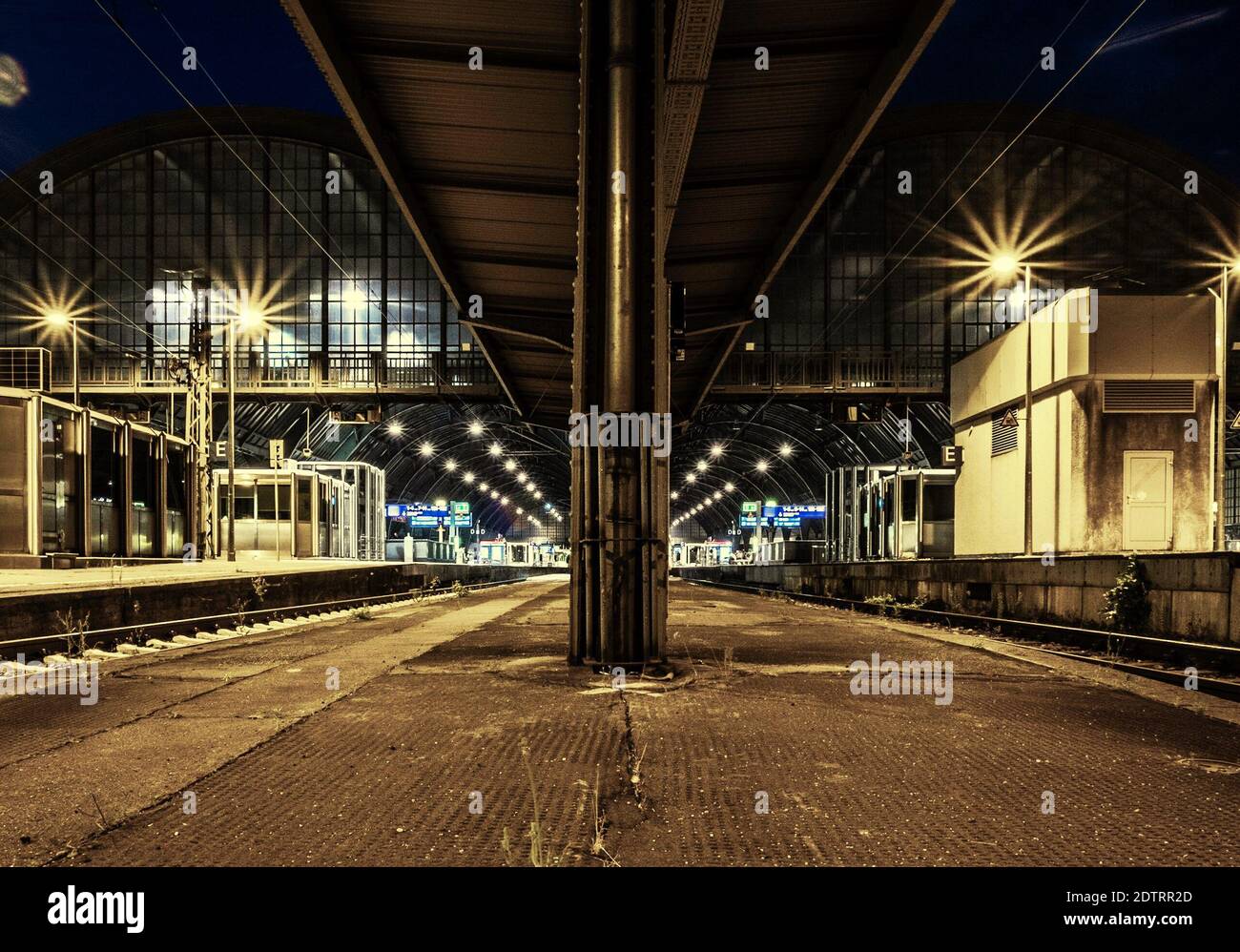 Empty railroad station night architecture hi-res stock photography and ... Empty railroad station night architecture hi-res stock photography and ...