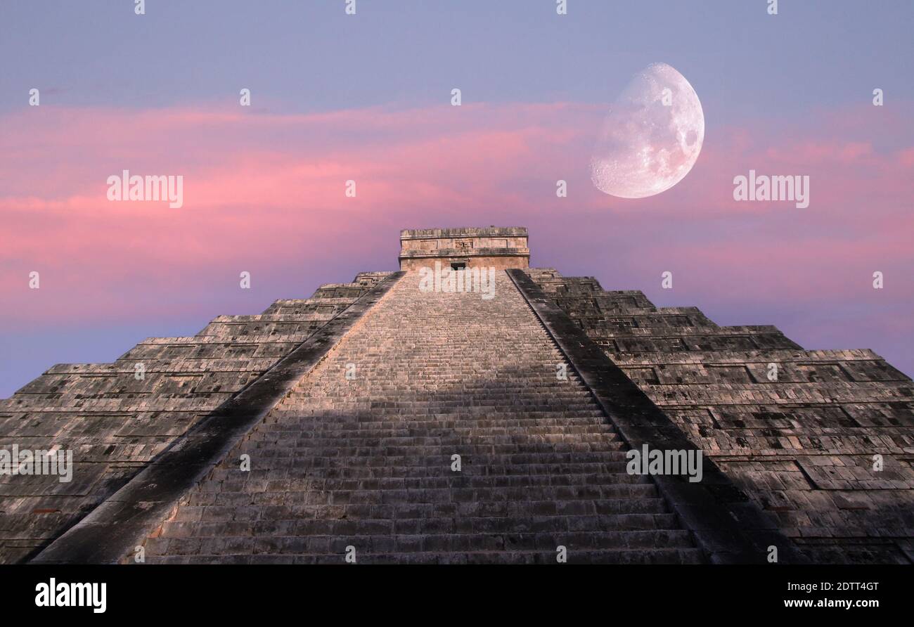 Maya Pyramid in Chichen Itza ruins, Yucatan, Mexico Stock Photo - Alamy