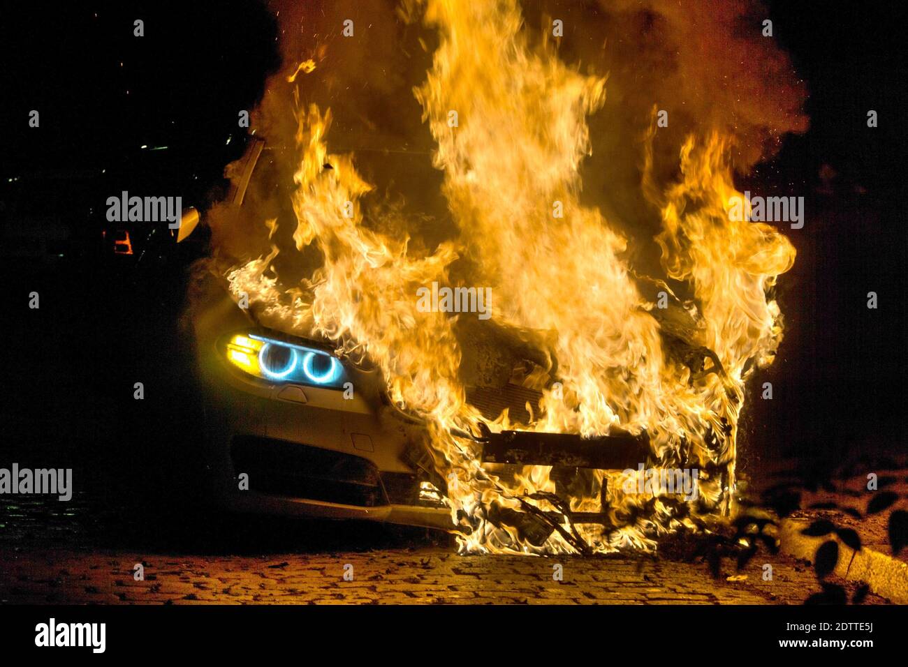 Car on fire burning hi-res stock photography and images - Alamy
