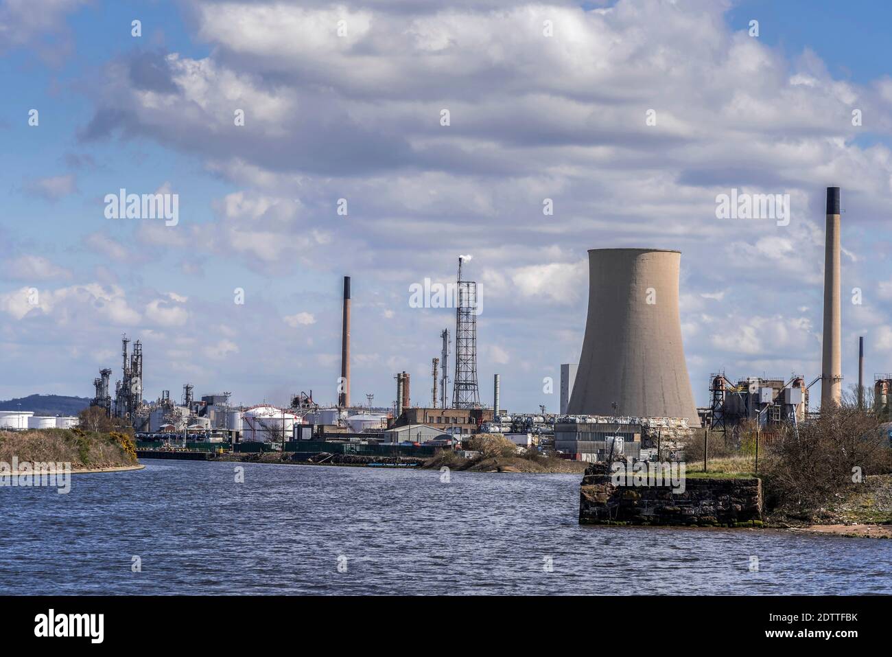 The Stanlow refinery on the Manchester Ship Canal at Ellesmere Port ...