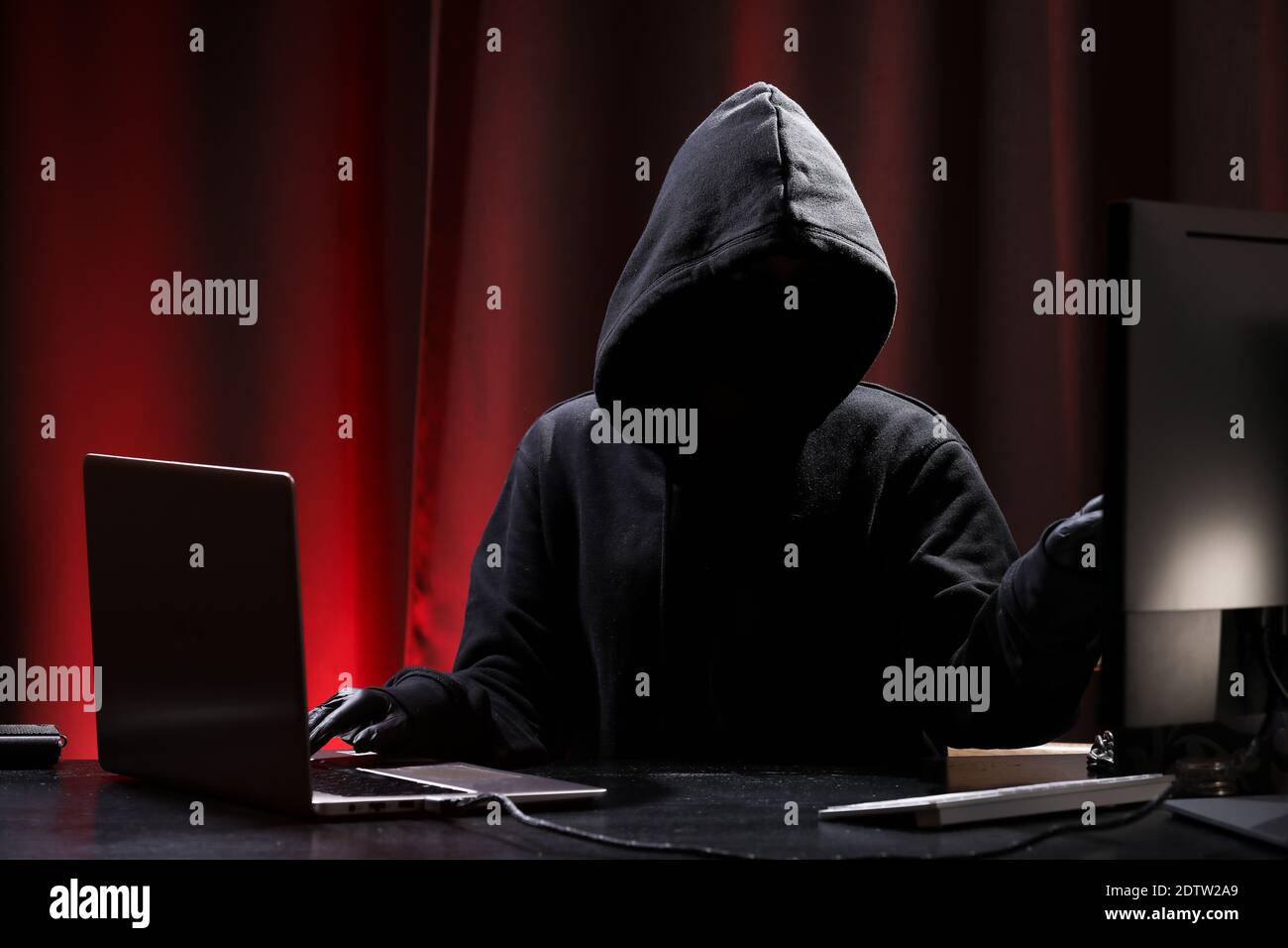 Man spying computer hi-res stock photography and images - Alamy