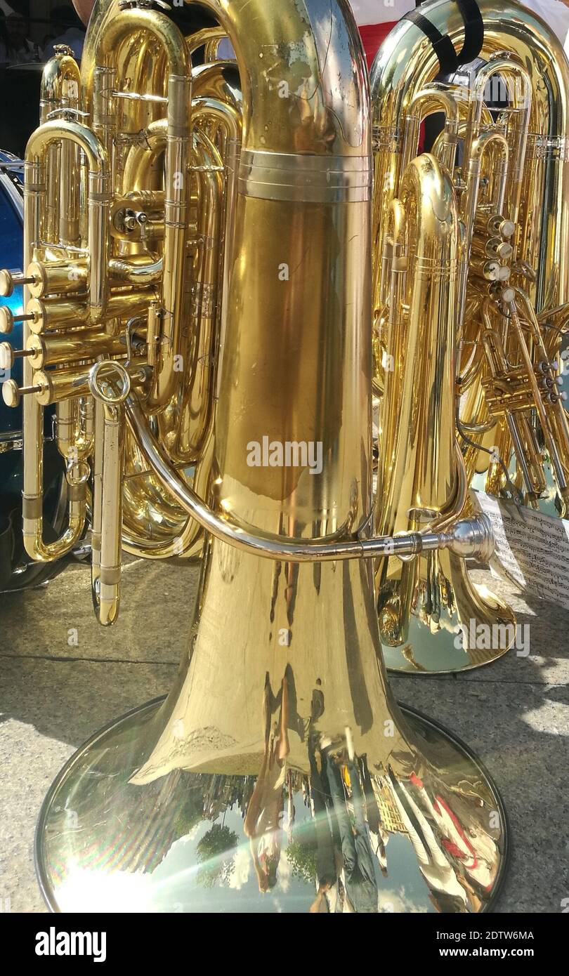 Metal trumpets hi-res stock photography and images - Alamy