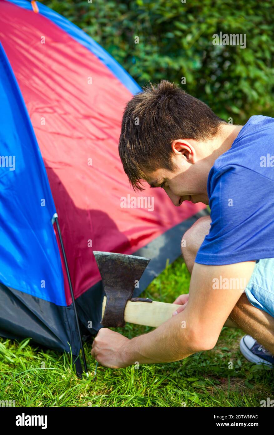 Man setting up a tent hi-res stock photography and images - Alamy Man setting up a tent hi-res stock photography and images - Alamy