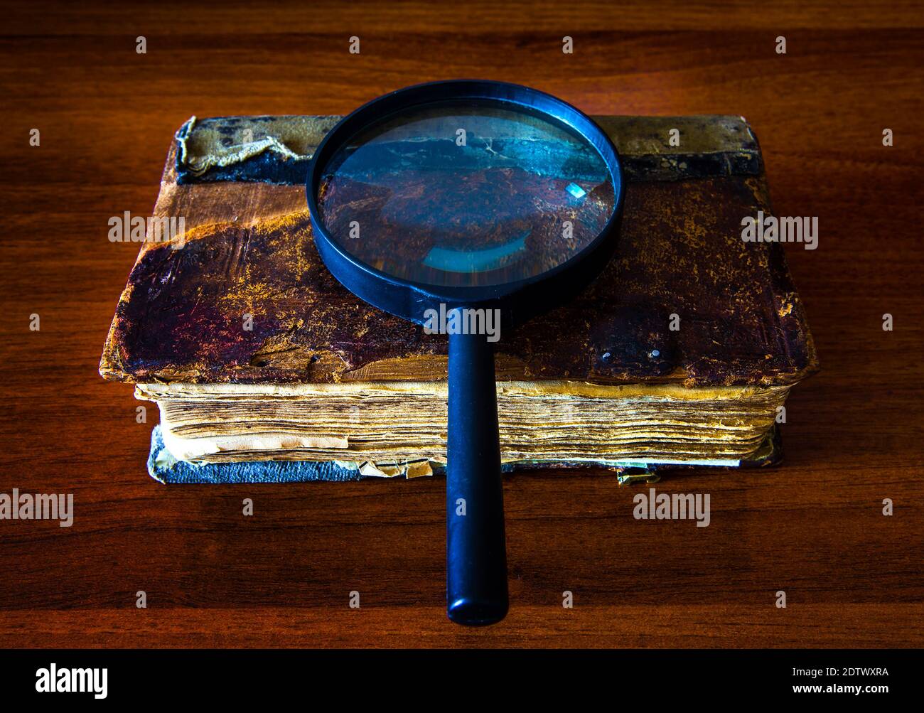 Magnifying glass medieval hi-res stock photography and images - Alamy
