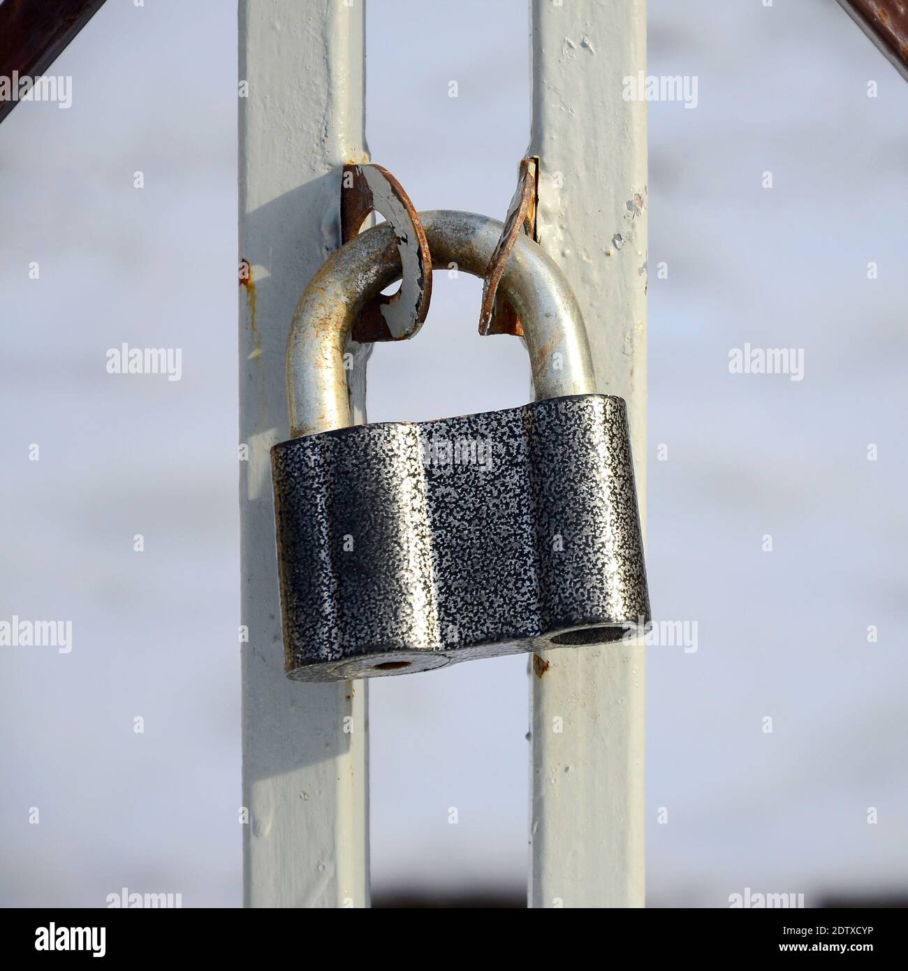 Padlock on iron gate hi-res stock photography and images - Alamy