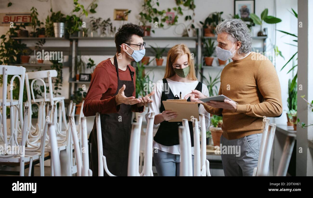 Angry restaurant owner hi-res stock photography and images - Alamy