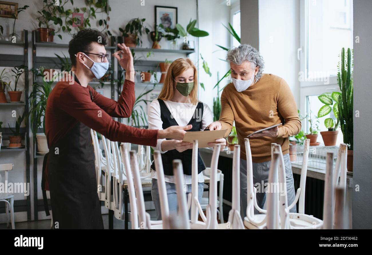 Angry manager employee restaurant hi-res stock photography and images ...