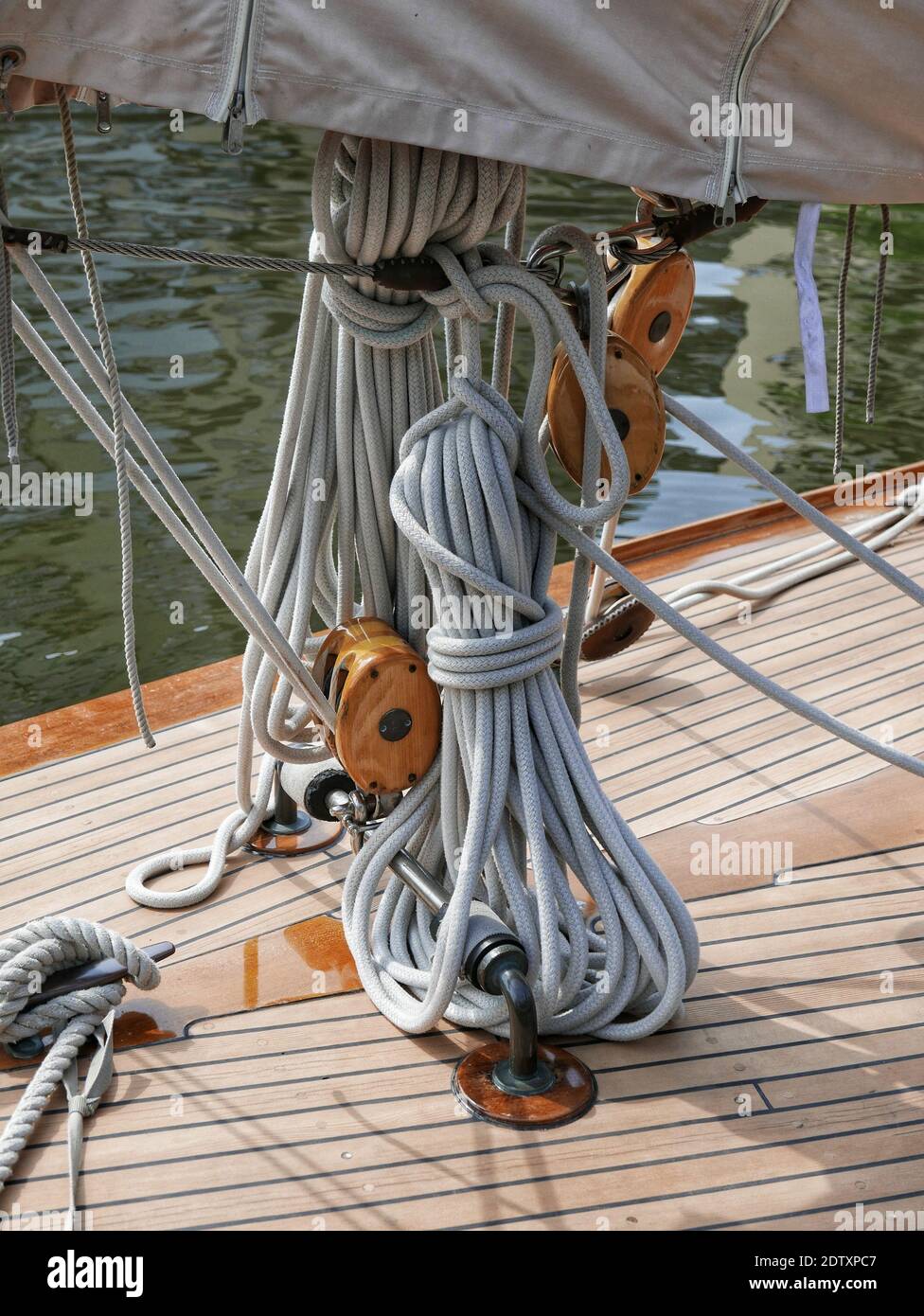 Mast cleat High Resolution Stock Photography and Images - Alamy
