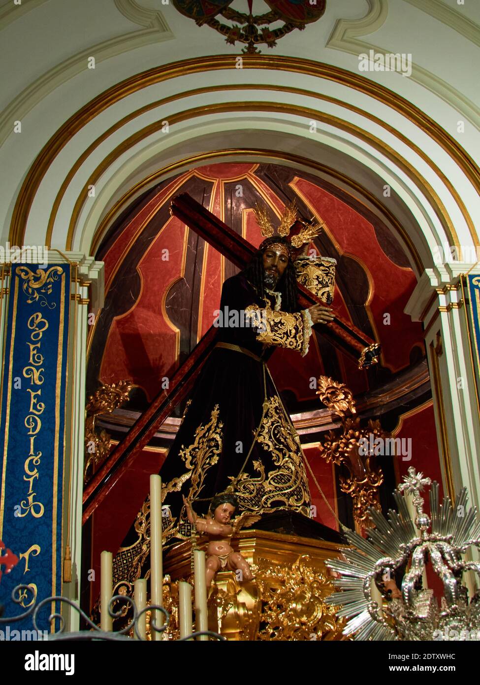 Jesus with cross on his back hi-res stock photography and images - Alamy