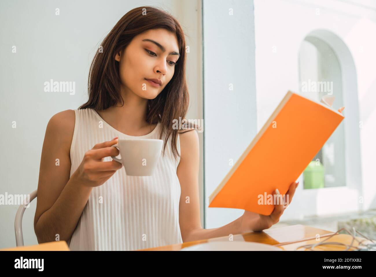 Woman book coffee shop hi-res stock photography and images - Alamy