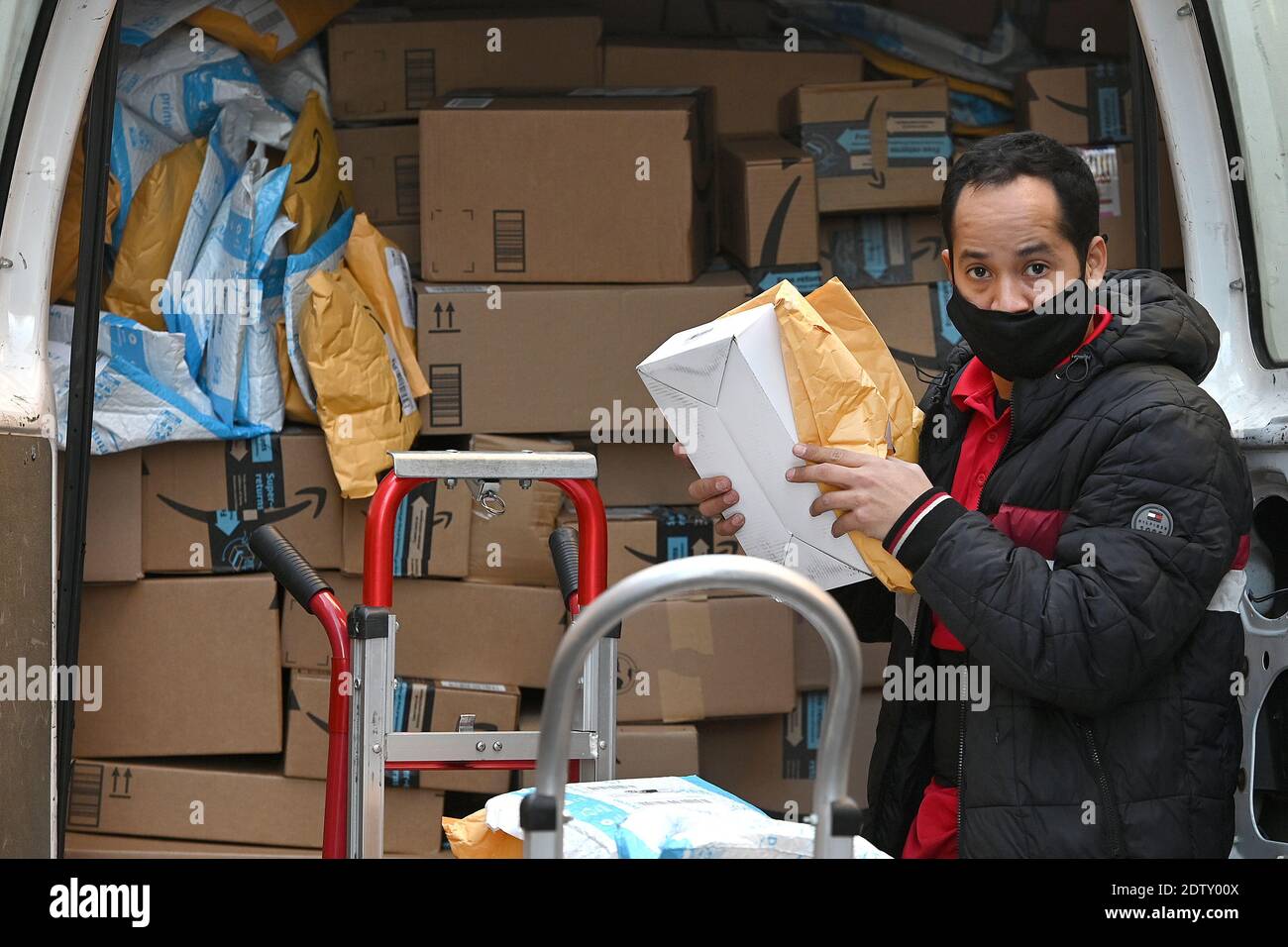 Fedex delivery man hi-res stock photography and images - Alamy