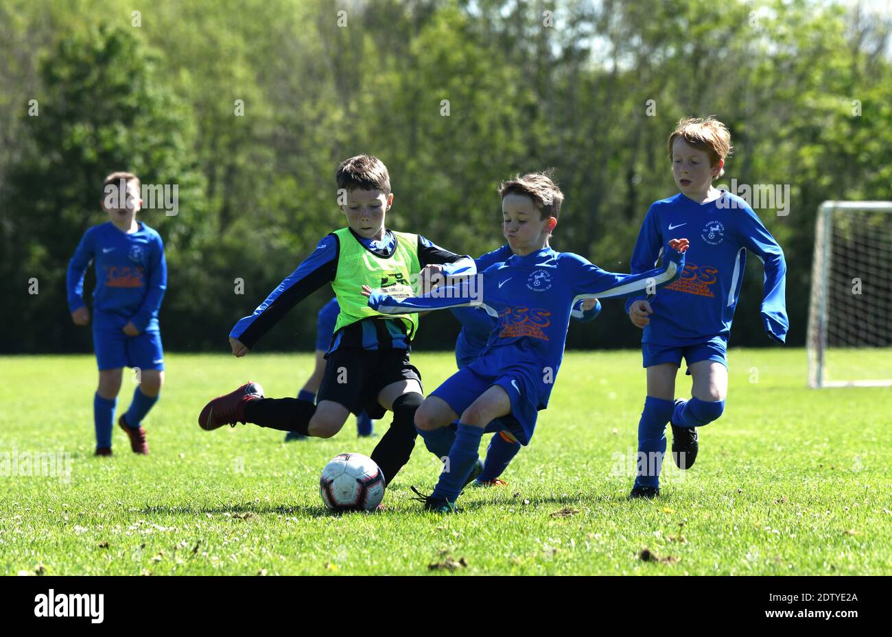 Juniors playing football hi-res stock photography and images - Alamy