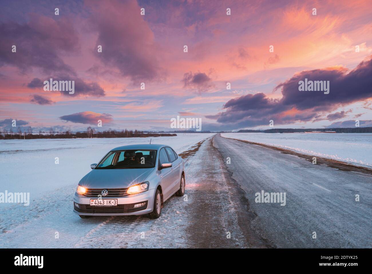 Car parked on country road hi-res stock photography and images - Alamy