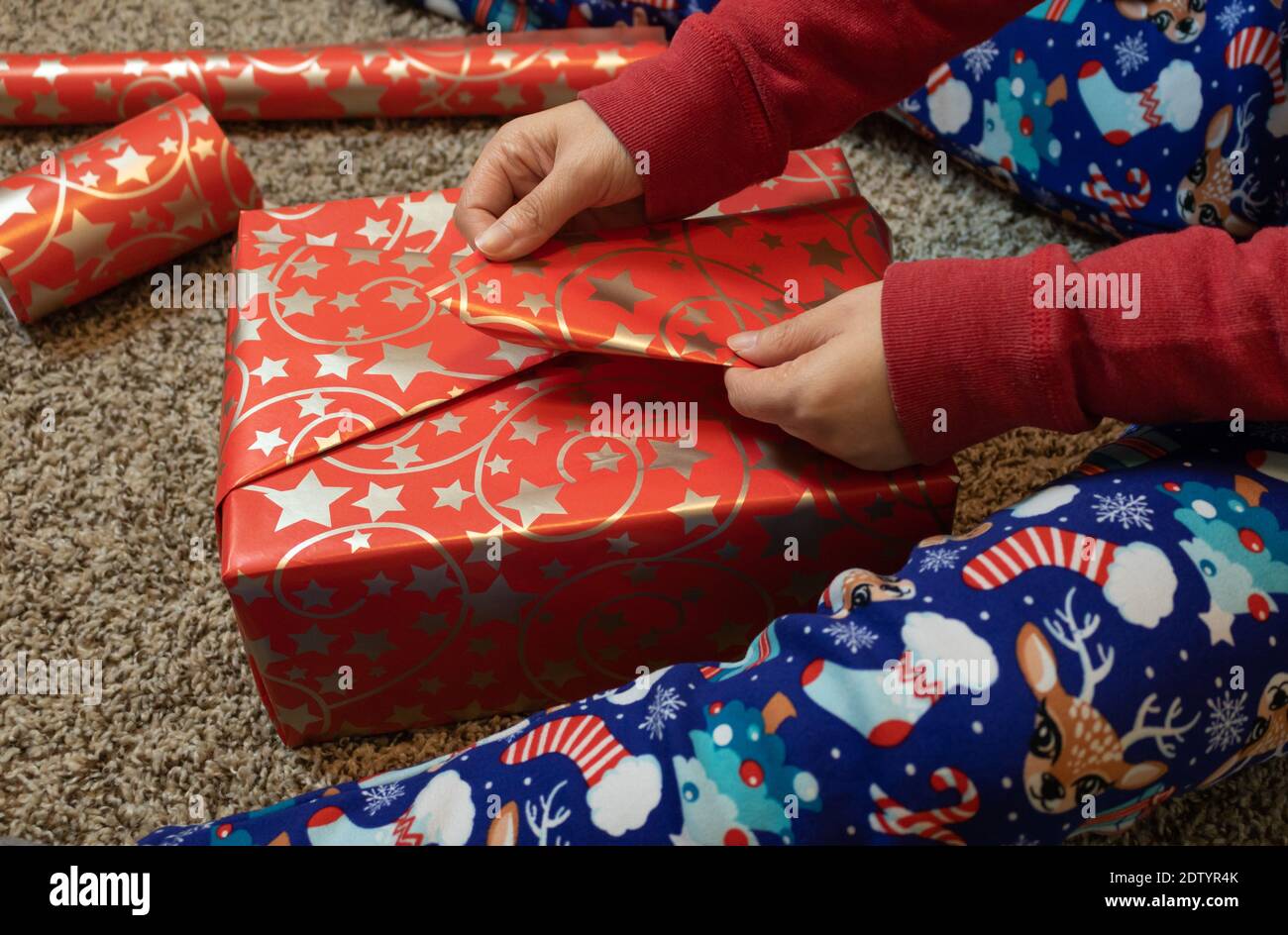 Wrapping box hi-res stock photography and images - Alamy