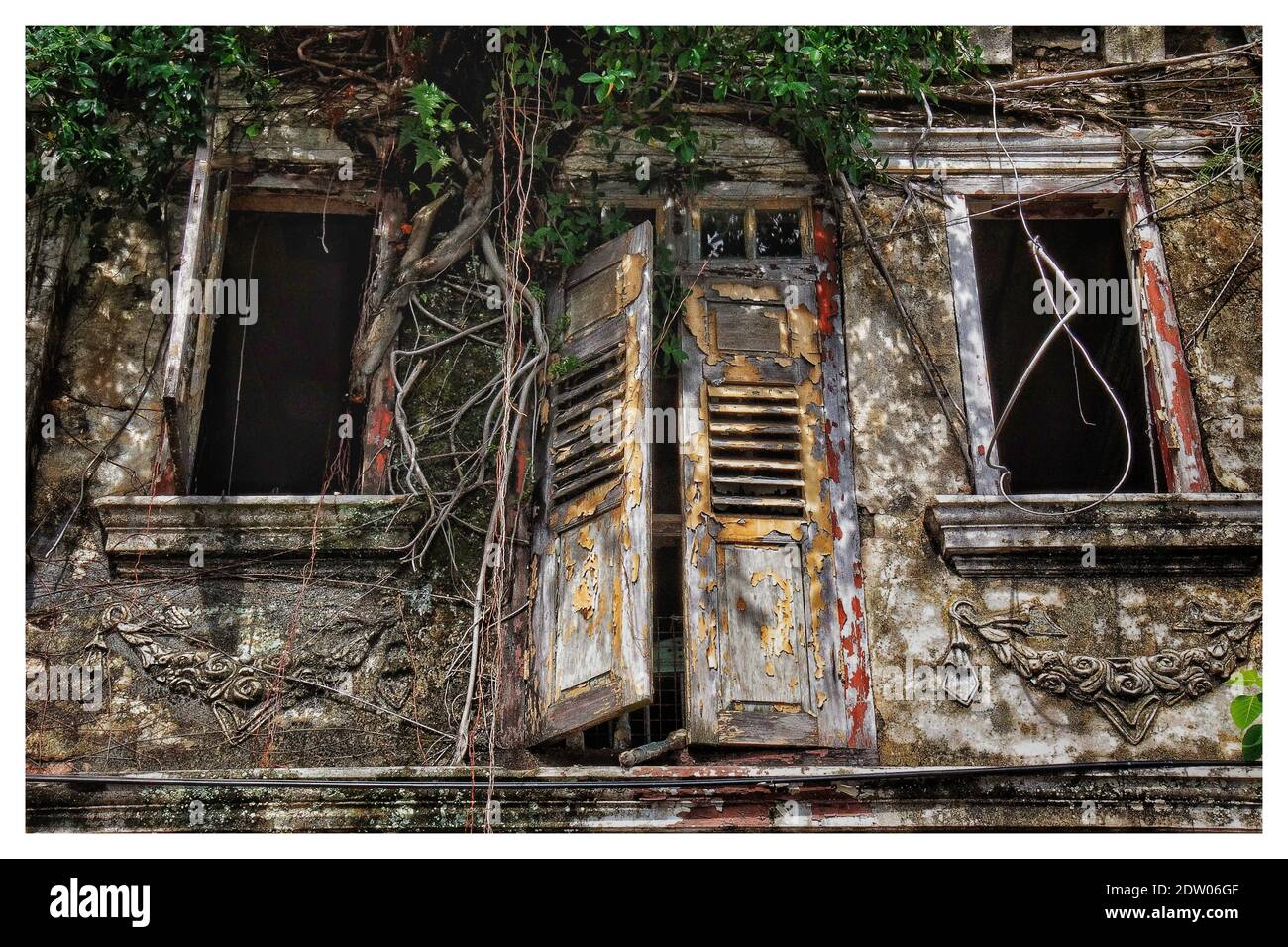 Broken down building Cut Out Stock Images & Pictures - Alamy