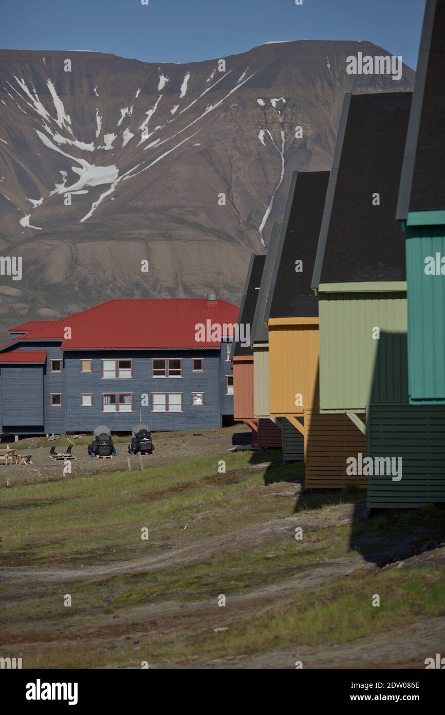 Traditional colorful wooden houses on a sunny day in Longyearbyen ...