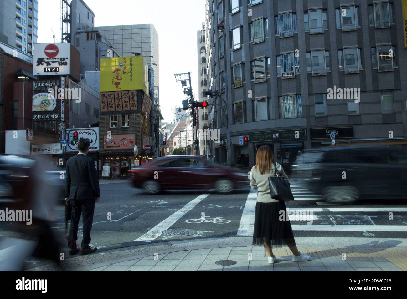 Pedestrians waiting to cross busy street Stock Photo - Alamy