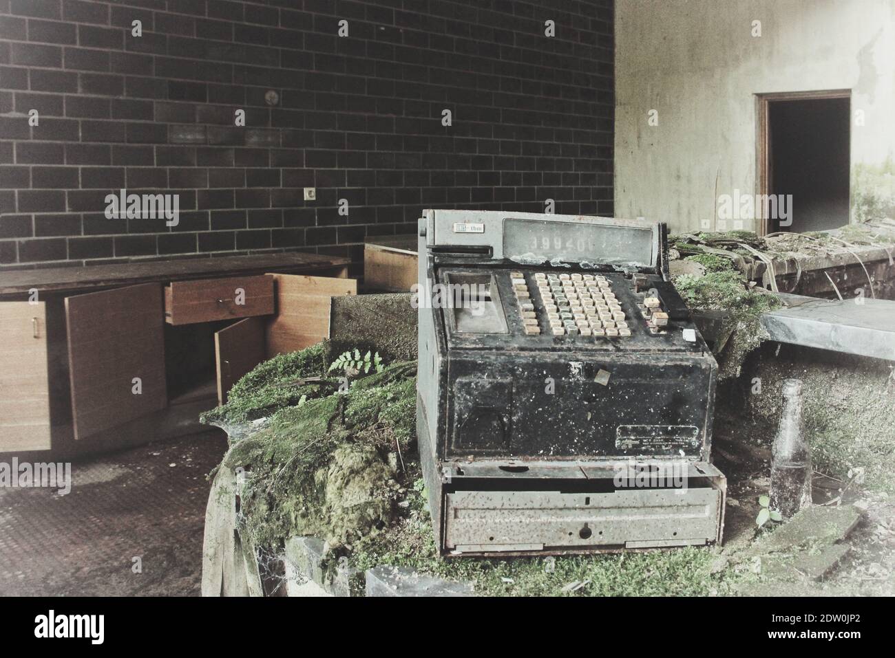 Broken vending machine hi-res stock photography and images - Alamy