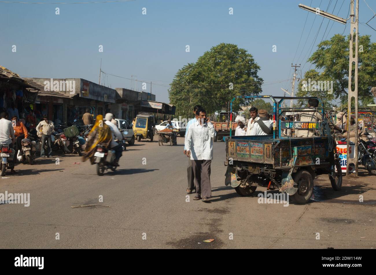India streets villages hi-res stock photography and images - Alamy