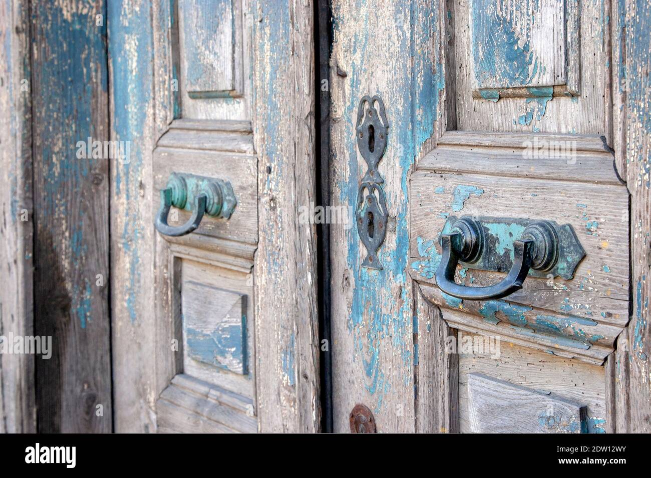 old ottoman wooden door with metal handle knocker Stock Photo - Alamy