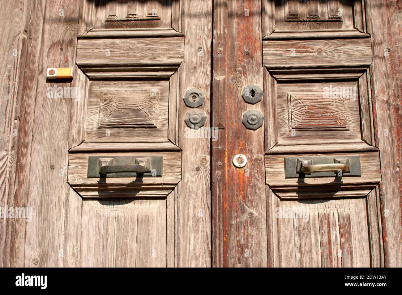old ottoman wooden door with metal handle knocker Stock Photo - Alamy