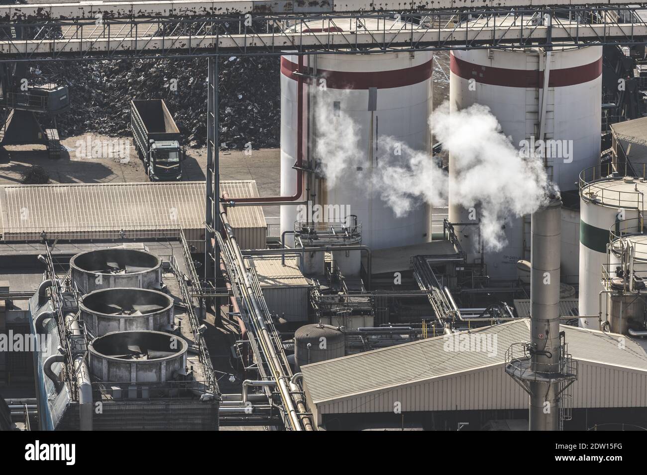 Factories and chimneys hi-res stock photography and images - Alamy