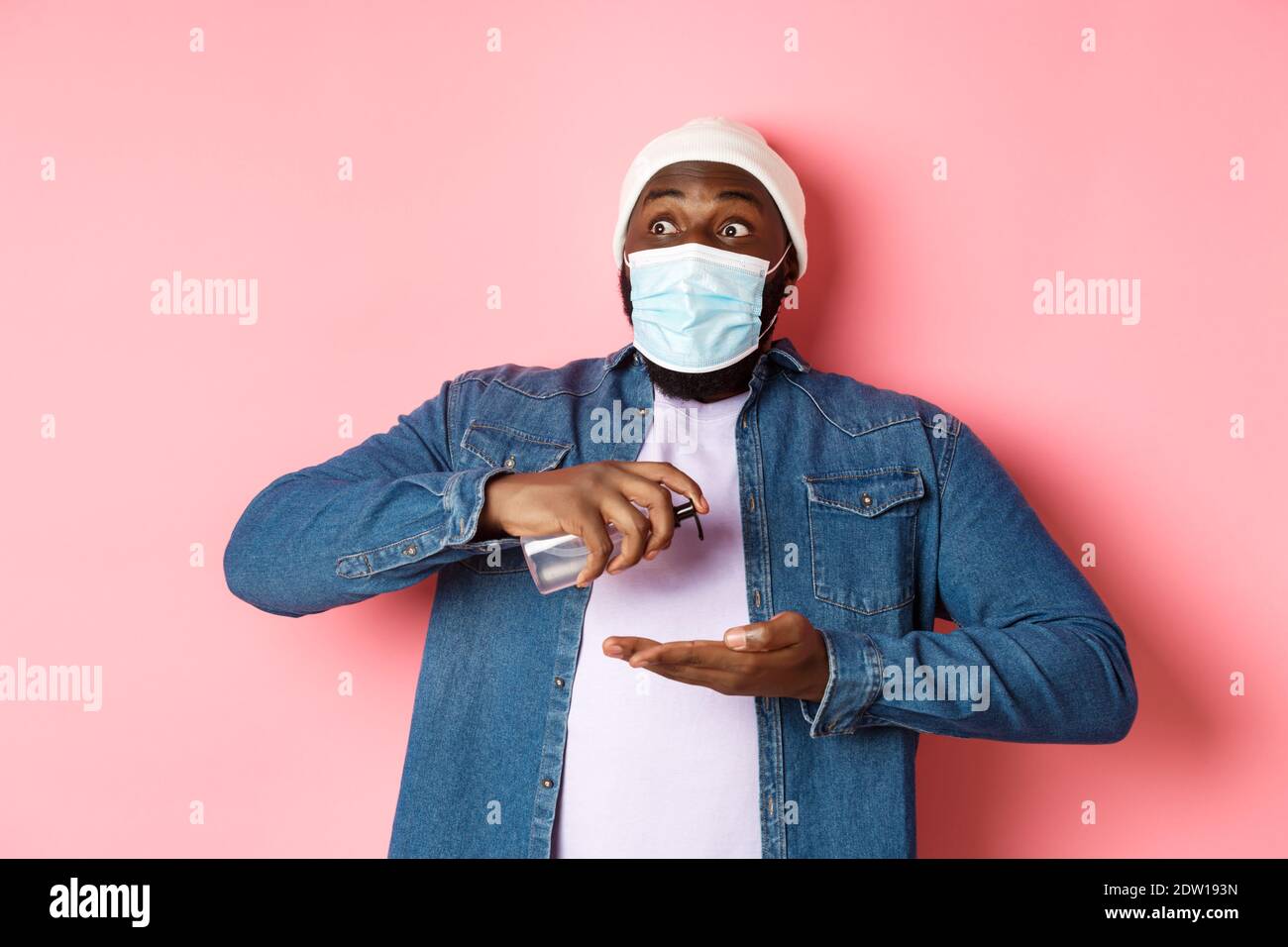 Covid-19, lifestyle and lockdown concept. Smiling african-american man ...