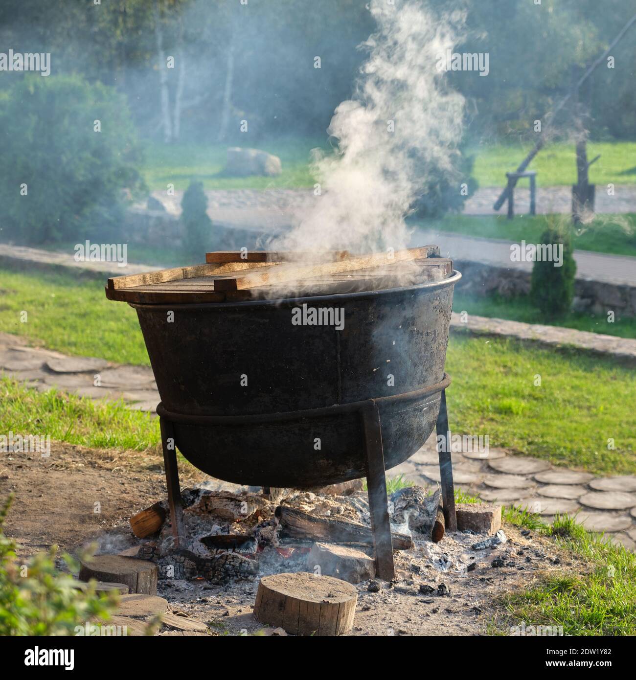 Campfire cooking hi-res stock photography and images - Alamy