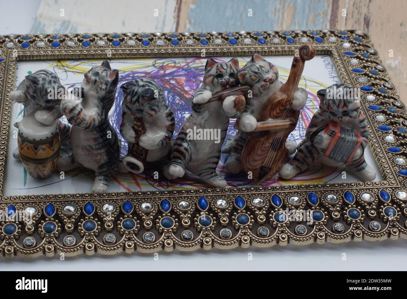 Cats playing instruments hi-res stock photography and images - Alamy